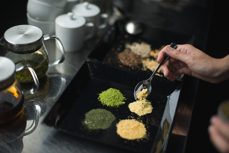 手元のお茶にデジタルの花が咲き誇る！？チームラボとEN TEAのコラボ茶屋「EN TEA HOUSE」が九州に上陸【佐賀】